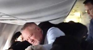 🚨🚨Alaska Airlines flight attendant restrains screaming passenger who grabbed woman’s hair ...